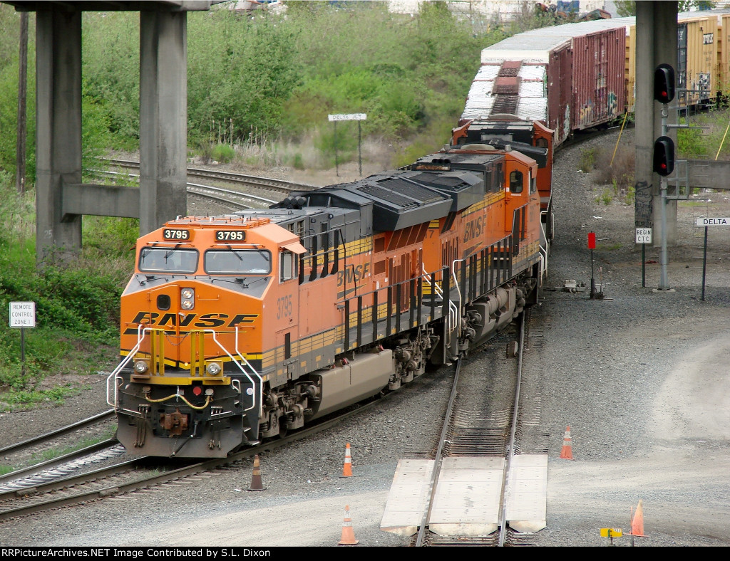 BNSF 3795 South at Delta Jct